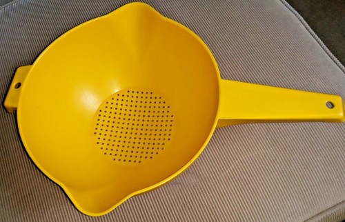 TUPPERWARE Yellow 2 Quart Footed Strainer/Colander w Handle #1523 | eBay