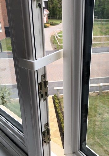 Cat Pet - Window Restrictor - Secures a window open With A 40mm Gap ...