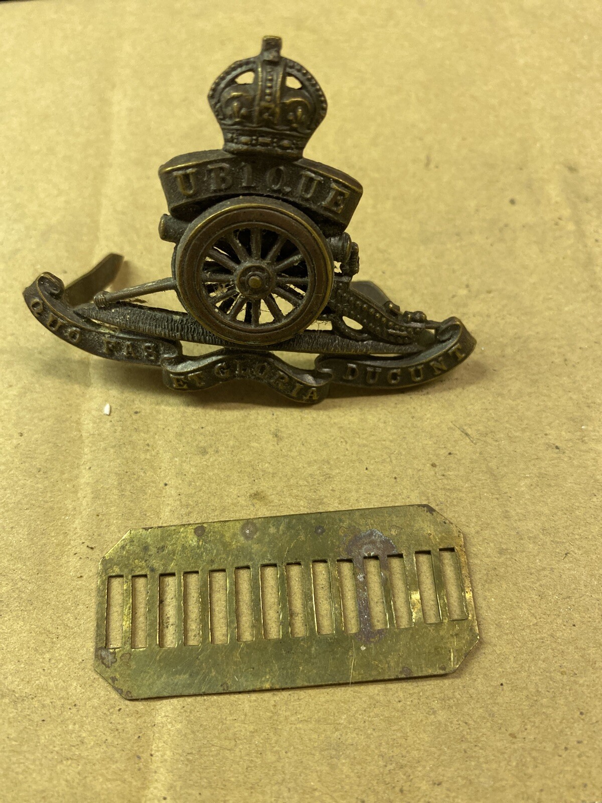 UBIQUE QUO PAS ET GLORIA DUCUNNT BRASS CAP BADGE | eBay UK