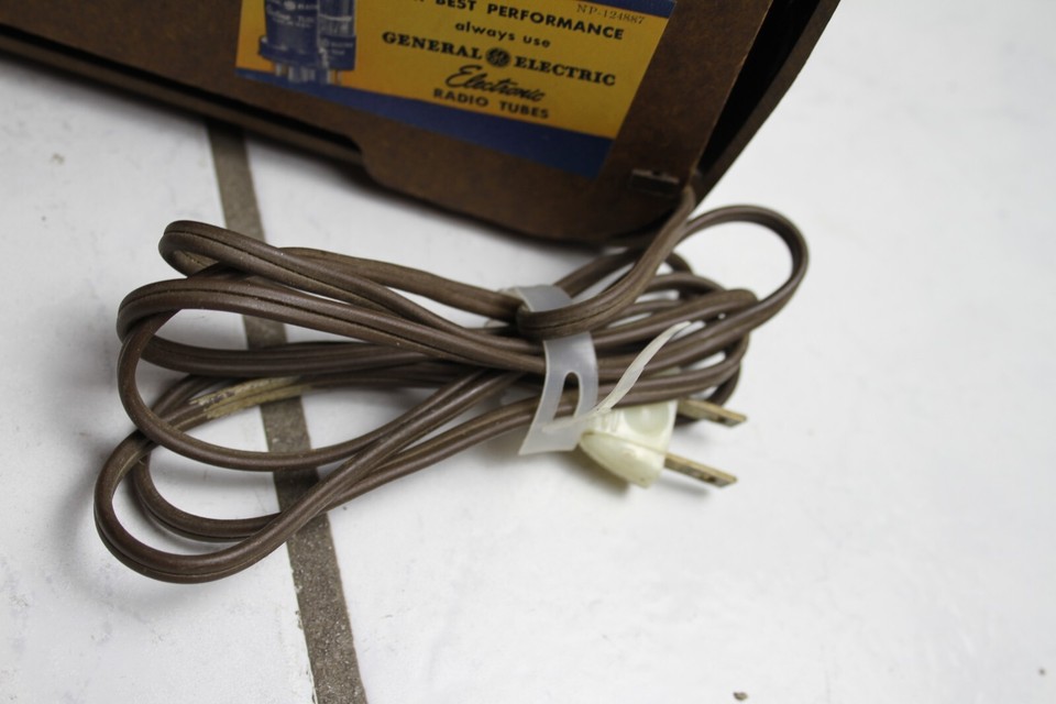 1946 Bakelite General Electric Model 202 Tube Radio Works with loud hum ...