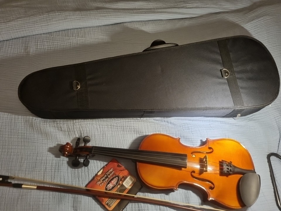 Chantry 2471 Full Size Violin - Hardly Used With Bow, Stribgs Case ...