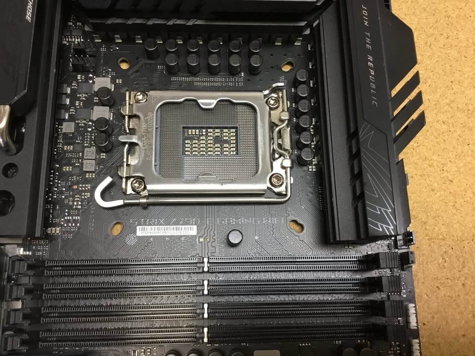 ASUS - ROG STRIX Z790-E GAMING WIFI (Socket LGA 1700) Intel Z790 ATX ...