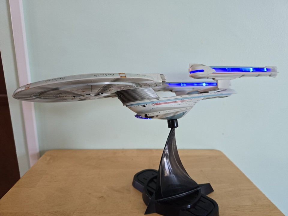 Diamond Select Art Asylum Star Trek USS Enterprise B NCC-1701-B Battle ...