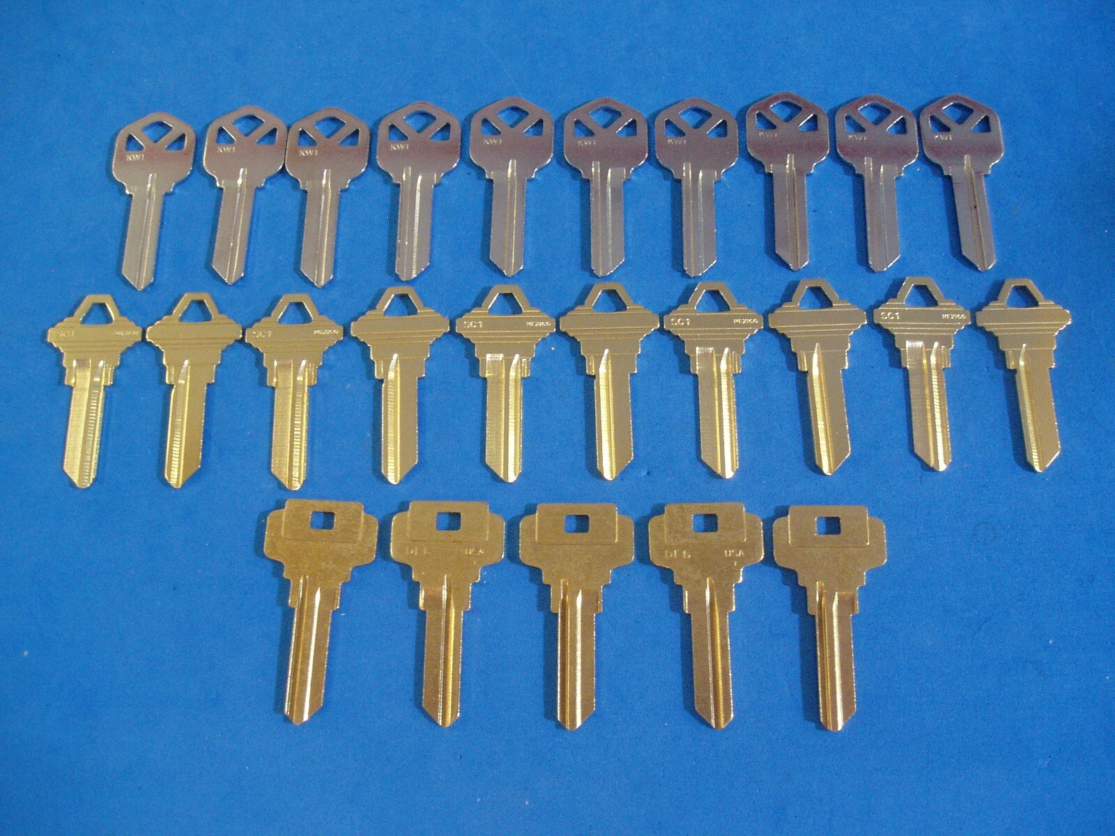 LOT OF 131 PIECE LARGE LOCKSMITH KEY BLANK ASSORTMENT HOME AND OFFICE ...