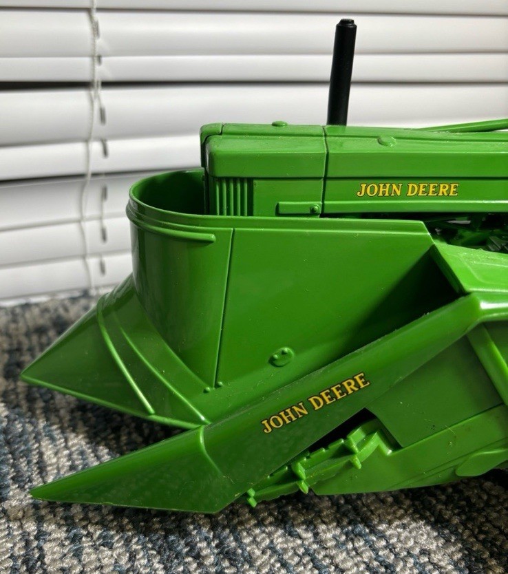 ERTL John Deere 60 Tractor With Mounted JD 227 Corn Picker 1/16 Scale ...