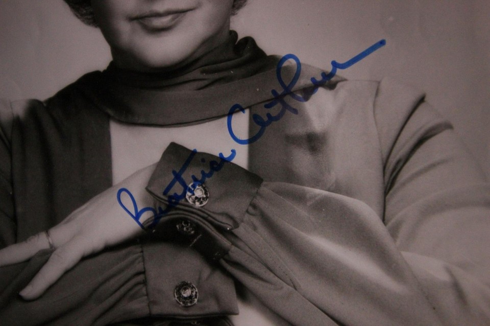BEATRICE ARTHUR (1922-2009) (MAUDE~GOLDEN GIRLS) AUTOGRAPHED 8 x 10 ...
