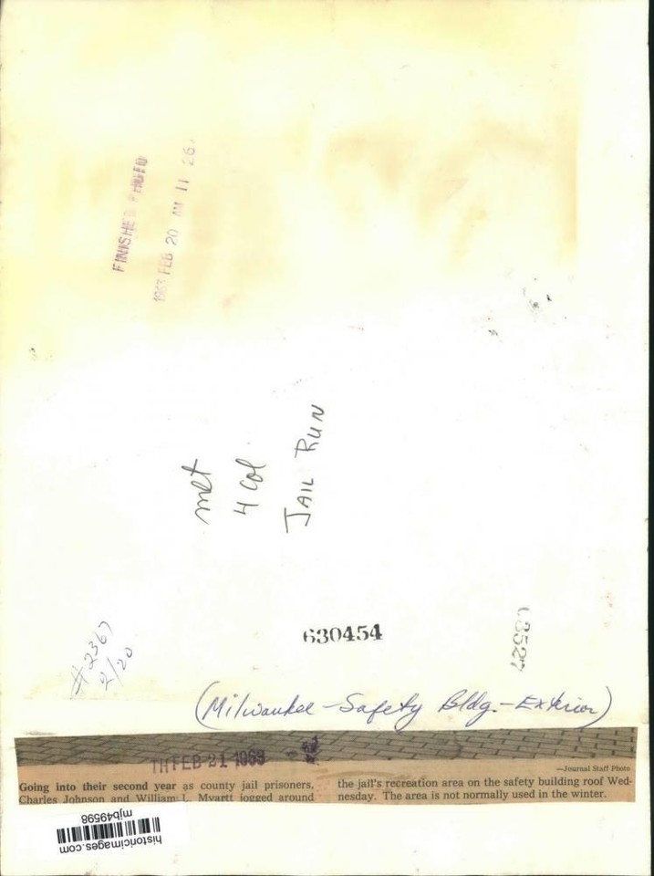 1969 Press Photo Inmates Jog around Rooftop on Milwaukee Safety ...