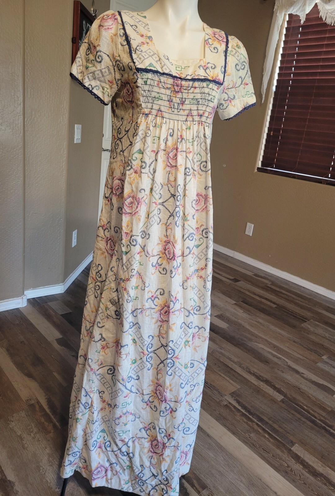 Vintage Chas L. Lewis Long Rose Kaftan House Ivory Dr… - Gem