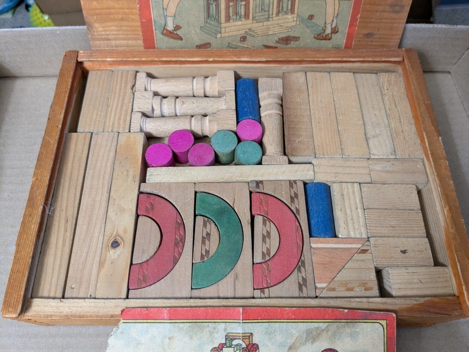 VINTAGE WOODEN TOY BUILDING BLOCK SET VERY OLD LOOKS LIKE IT WAS NEVER ...