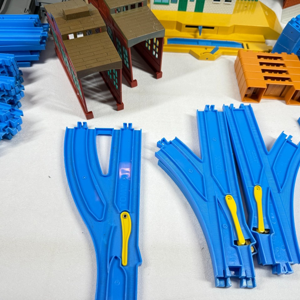 TOMY TrackMaster BLUE TRAIN Track, Switch and Buildings Lot Thomas ...
