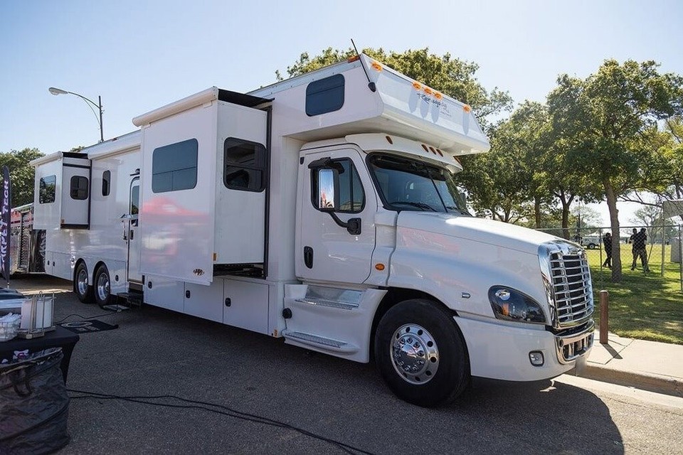 2021 Renegade XL X45QS Class C RV 40,000 Miles 4 Slides 1 Awning Sleeps ...
