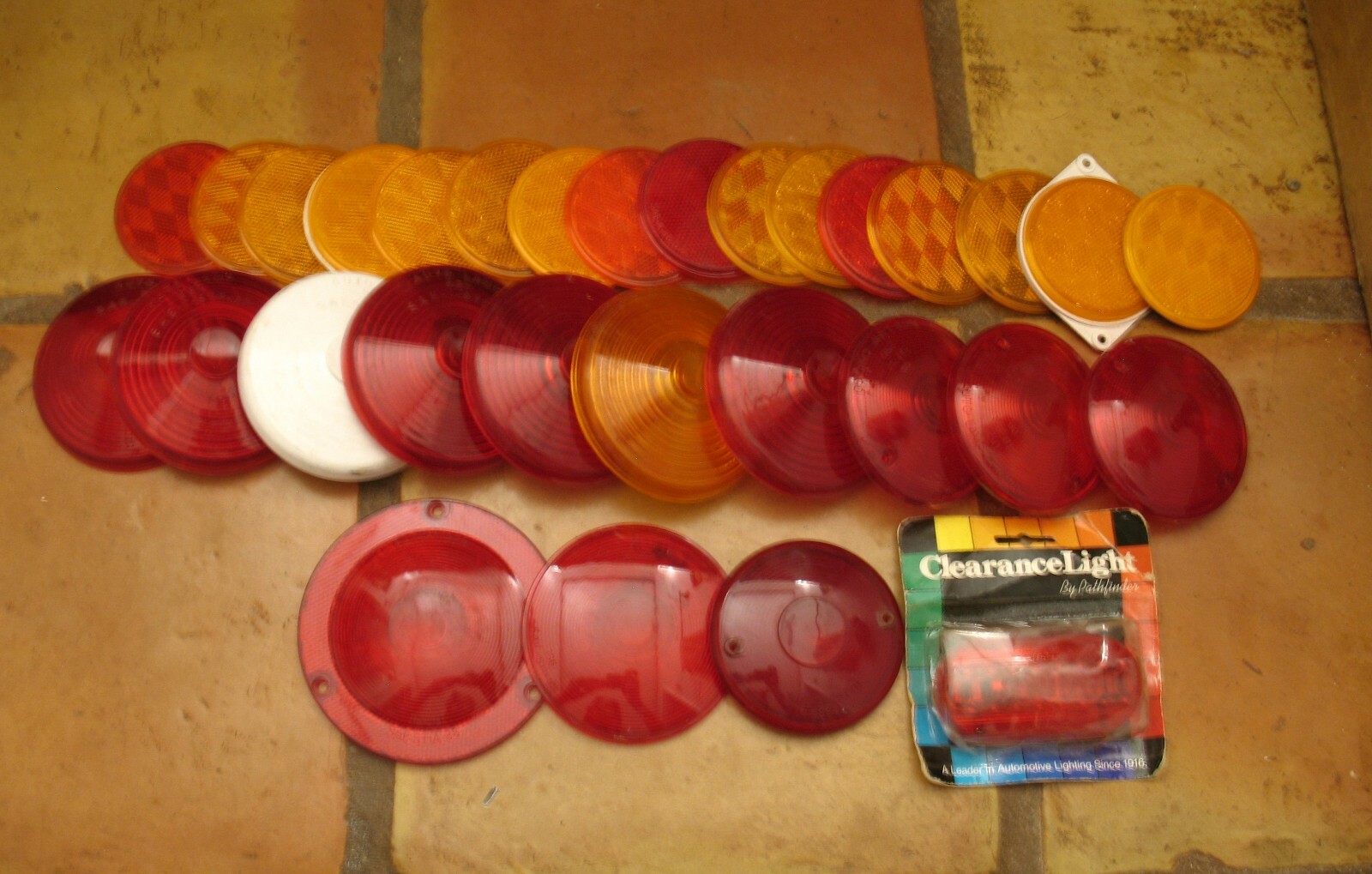 B27 - LOT OF 32 VINTAGE PLASTIC CAR TRUCK LIGHT LENS LENSES, AUTO-LAMP ...