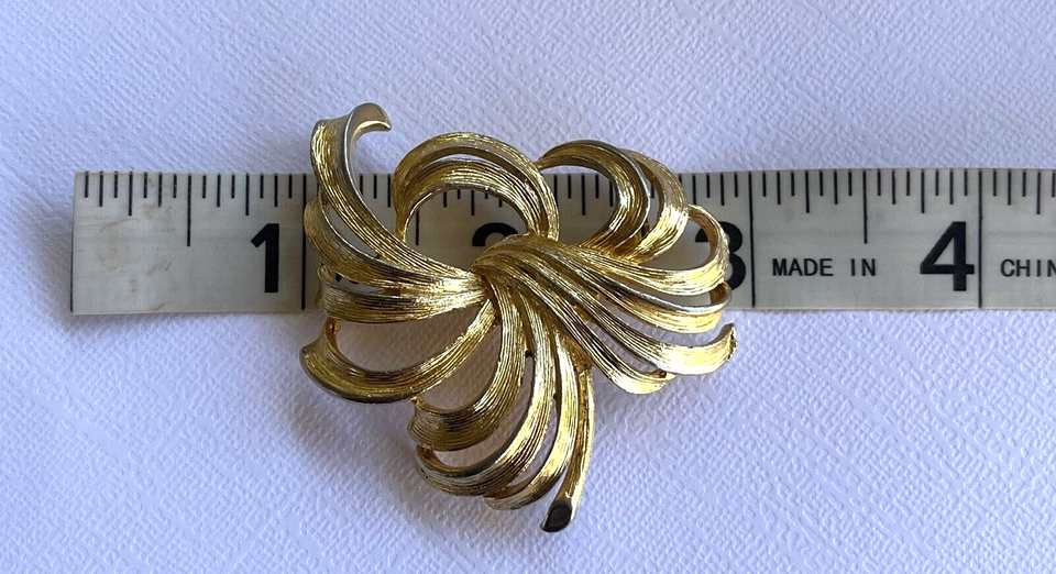 1970's TORINO Gold Tone Ribbon Swirl Brooch Pin Signed Costume Jewelry ...