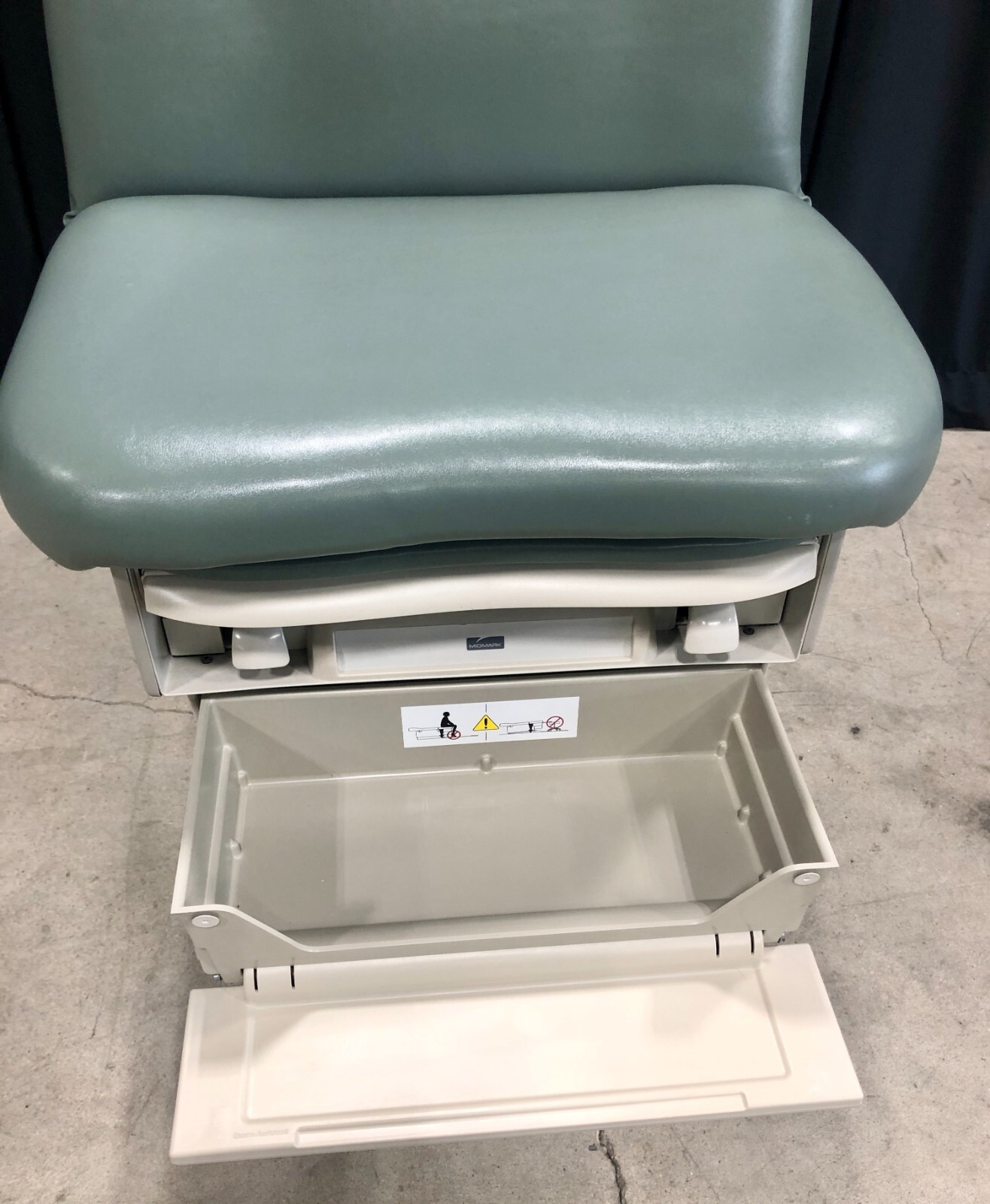 Midmark 623-007 Barrier Free Power Exam Table with Footswitch & Hand ...