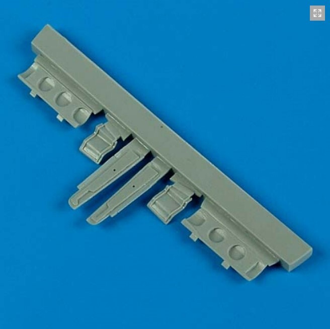 Quickboost 48449 1/48 P-40 Warhawk undercarriage covers for Hasegawa ...