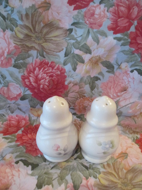 PFALTZGRAFF TEA ROSE SALT & PEPPER SET ~ WITH LINEN NAPKINS ~ PRETTY ...