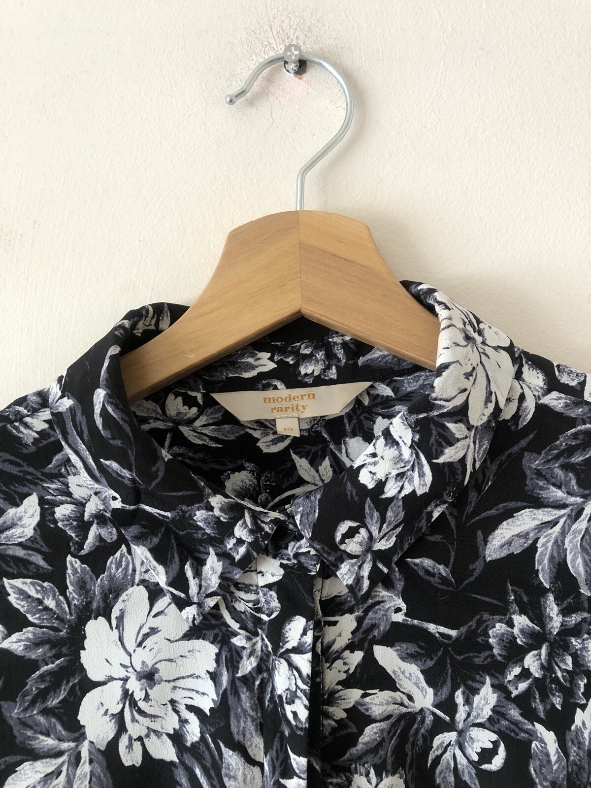 Modern Rarity Black & Grey Floral Blouse - Sz 10 - Gem