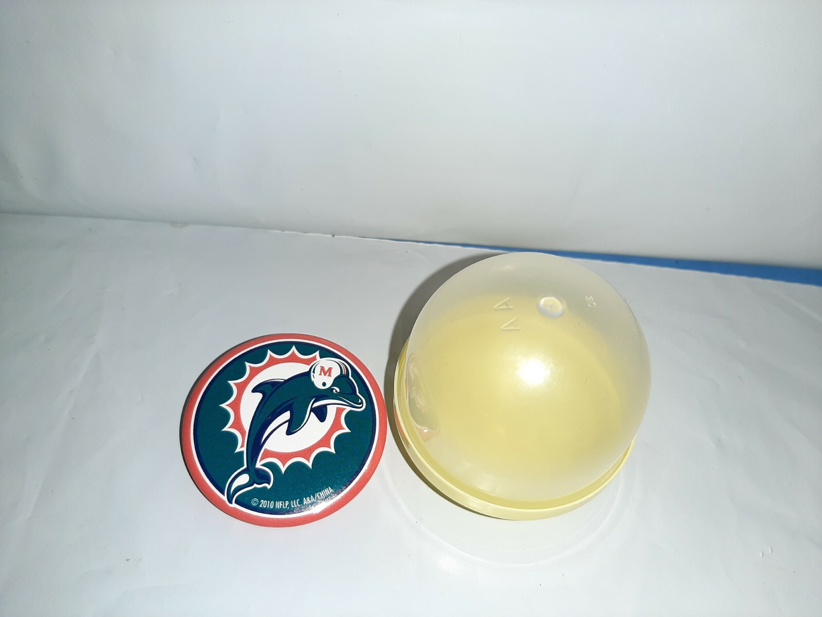 2010 MIAMI DOLPHINS NFL FOOTBALL GUMBALL MACHINE 1 3/4" PIN/BUTTON RARE ...