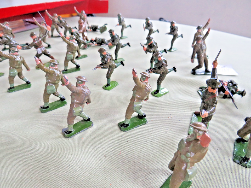 VINTAGE BRITAINS LEAD SOLDIERS WW2 BRITISH INFANTRY 30+ FIGHTING MEN ...