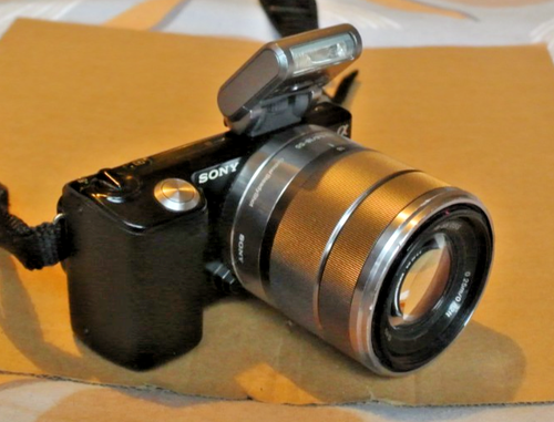 Sony Nex 5 (14.2mp), 18-55mm lens (SEL1855), 2GB, flash unit, charger ...
