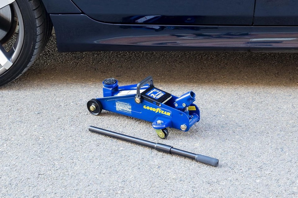 Hydraulic Jack for Cars - 2 Ton Capacity, Ideal for Stress-Free Wheel ...