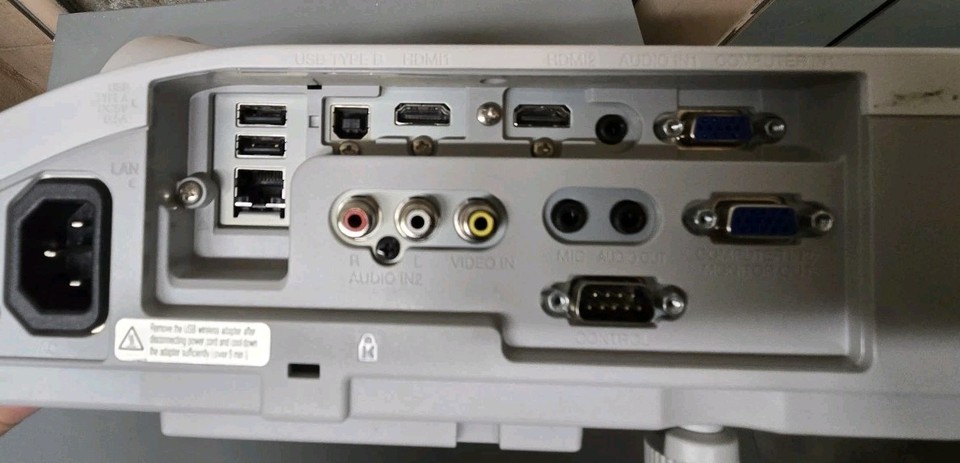 Hitachi CP-BX301WN 3LCD XGA Short-Throw Projector 3200 ANSI Lumens HDMI ...