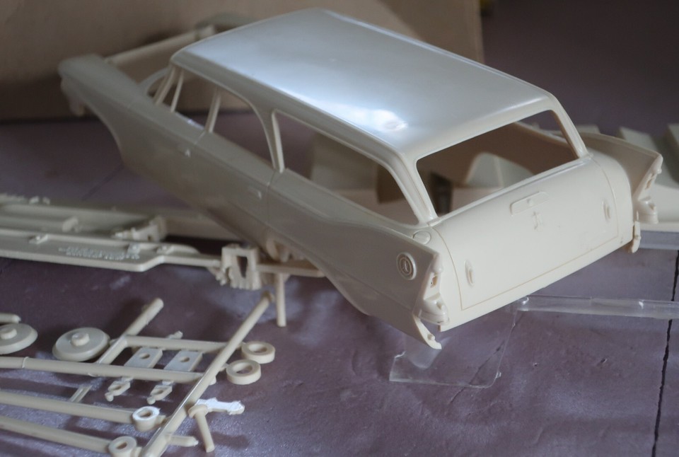 Plymouth Police Emergency Wagon JoHan 1/25 model kit UNBUILT Jo-Han ...