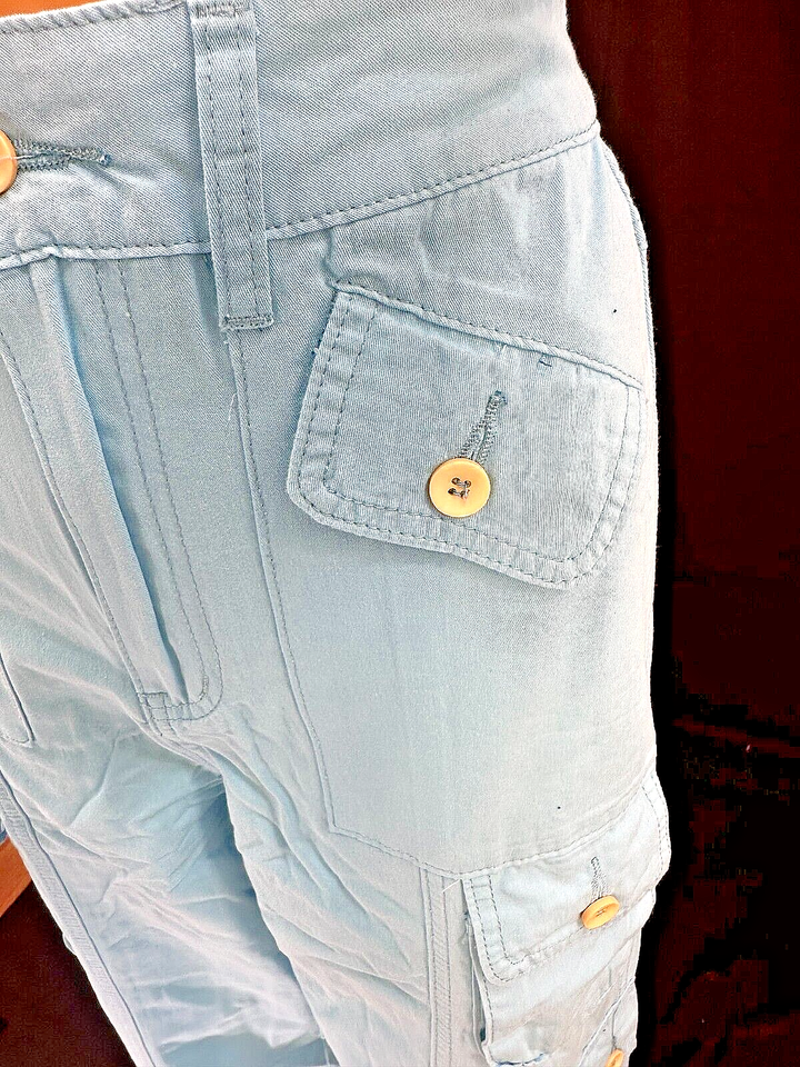 Women's light blue cargo pants, 8 pockets, belt loops, zipper, buttons ...