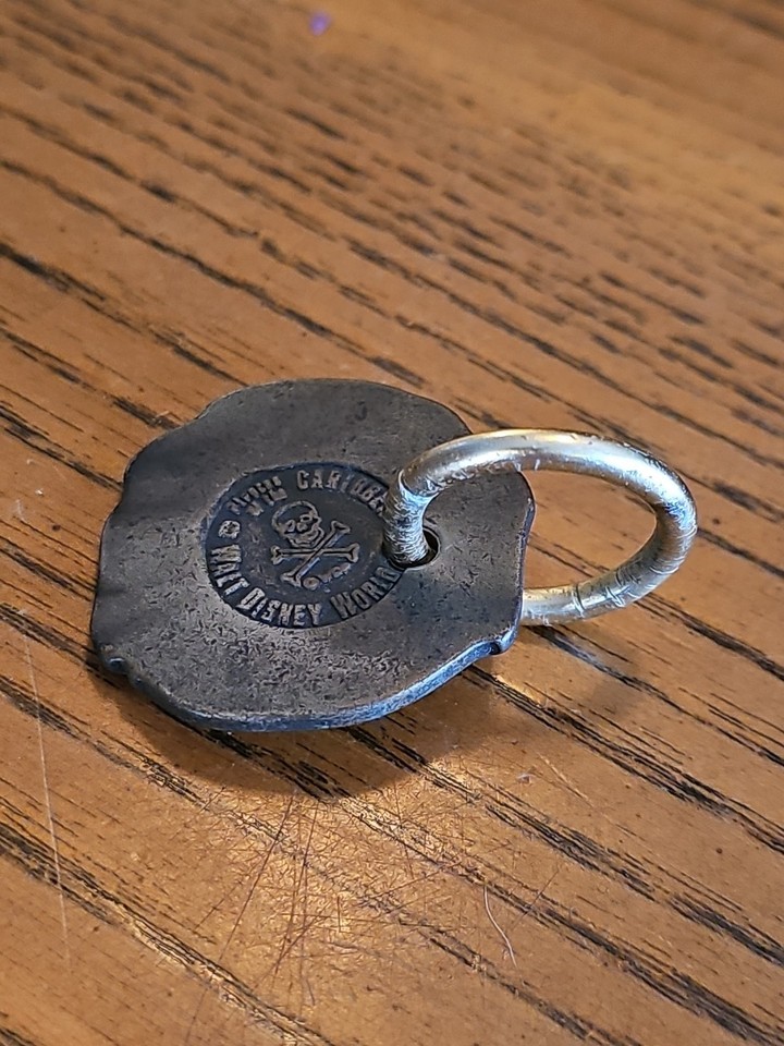 RETIRED DISNEY PIRATES of the CARIBBEAN SKULL CROSSBONES DLR DOUBLOON ...