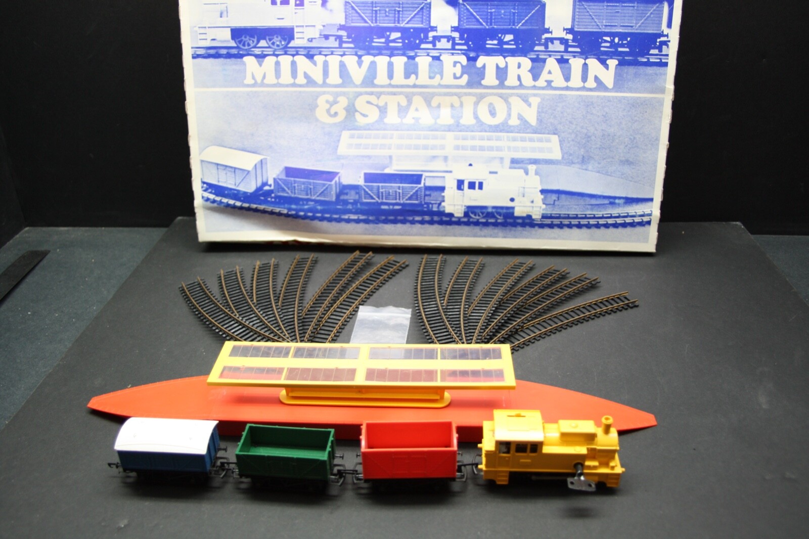 Vintage HO scale ATT MINIVILLE TRAIN Station Set Clockwork Train ...