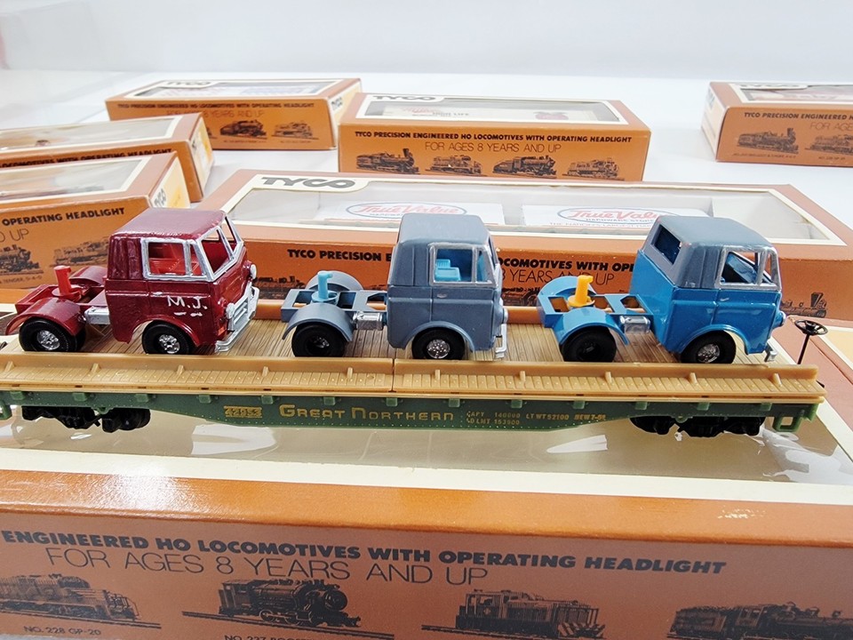 10 Tyco HO Scale American Billboard Train Cars w/IHC Action Caboose ...