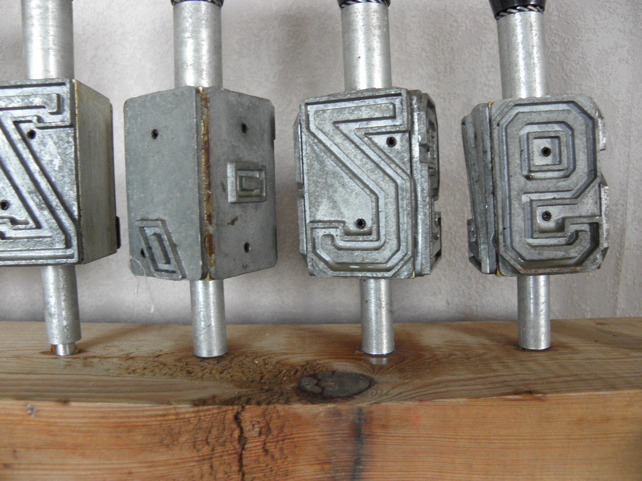 VINTAGE METAL LETTER PUNCHES. BROAD ARROW Matrix Letterpress alphabet ...