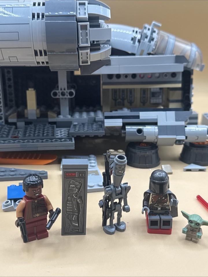 LEGO Star Wars: The Razor Crest (75292) With Minifigures Mandalorian ...