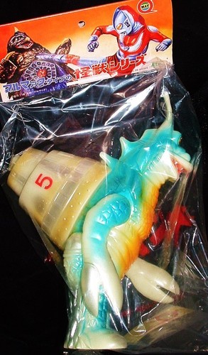 M1 YADOKARIN GLOW 10" ULTRAMAN MAT MONSTER wSPACE CAPSULE MIB TOHO ...