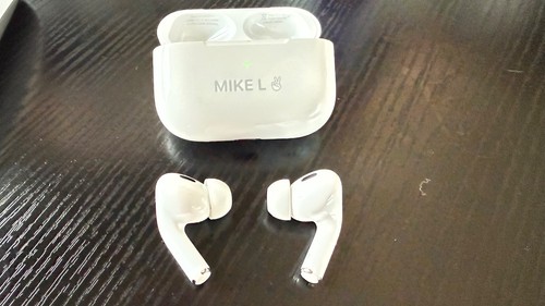 Apple AirPods Pro 2nd Generation with MagSafe Wireless Charging Case ...
