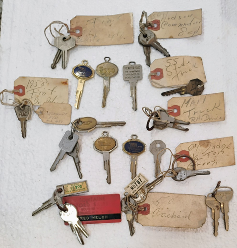 20+ Vintage Used Auto Keys Esso-Packard-Studebaker-Hudson-Fiat- 1950's ...