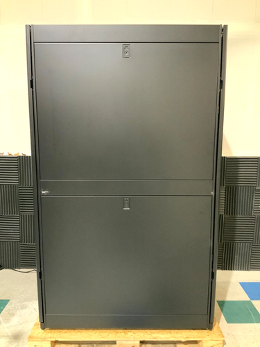 APC NetShelter SX Base Rack with Side Panels 42U AR3350 ️ ️ READ ...