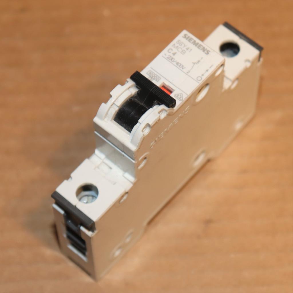 One Siemens 5SY41 MCB C4 1 Pole 4 A Circuit Breaker Siemens 5SY4104-7 ...