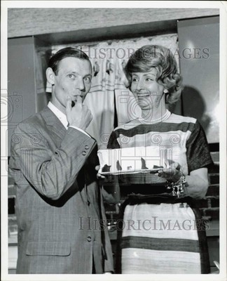 1963 Press Photo Actor Larry Hovis & Co-Star with Cake - hpp38779 | eBay