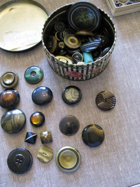 Vintage Button Collection-Huge lot, Multi-colors/Materials/Shapes/Types ...