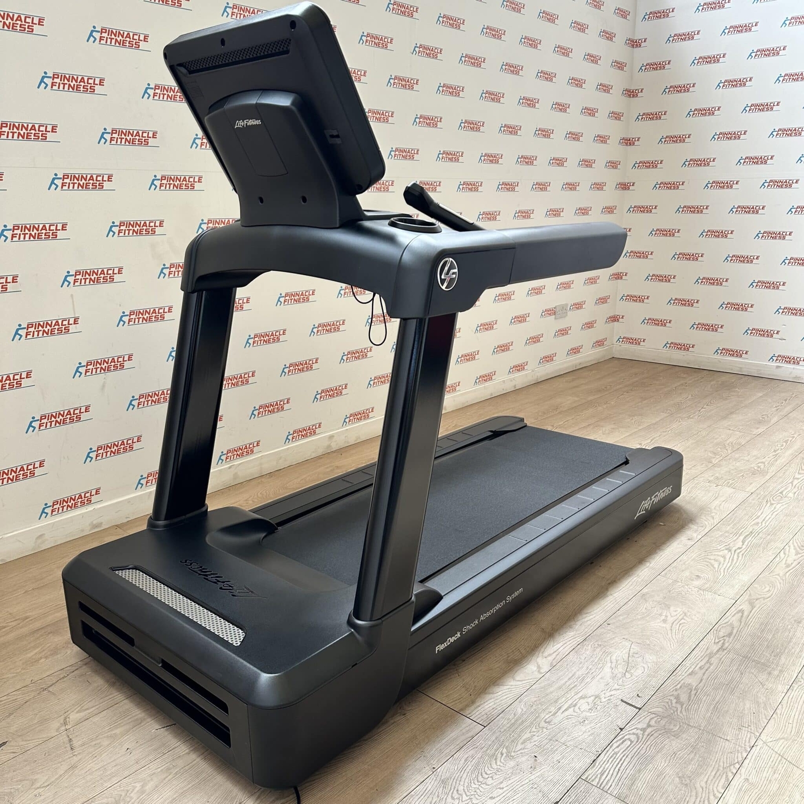 Life Fitness Integrity Series Deluxe Treadmill with Discover SE3HD ...