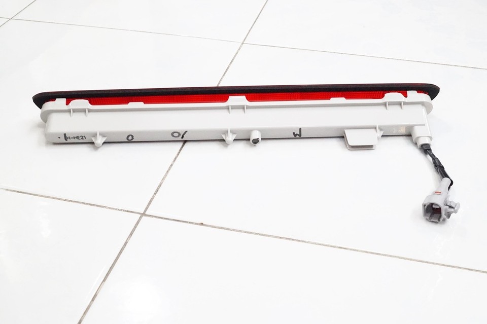 81570-0K100 RED LENS THIRD BRAKE LIGHT GENUINE TOYOTA HILUX REVO 2015 ...