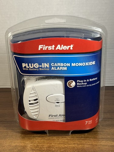 First Alert CO605 Carbon Monoxide Plug-In Alarm Battery Backup 9V ...