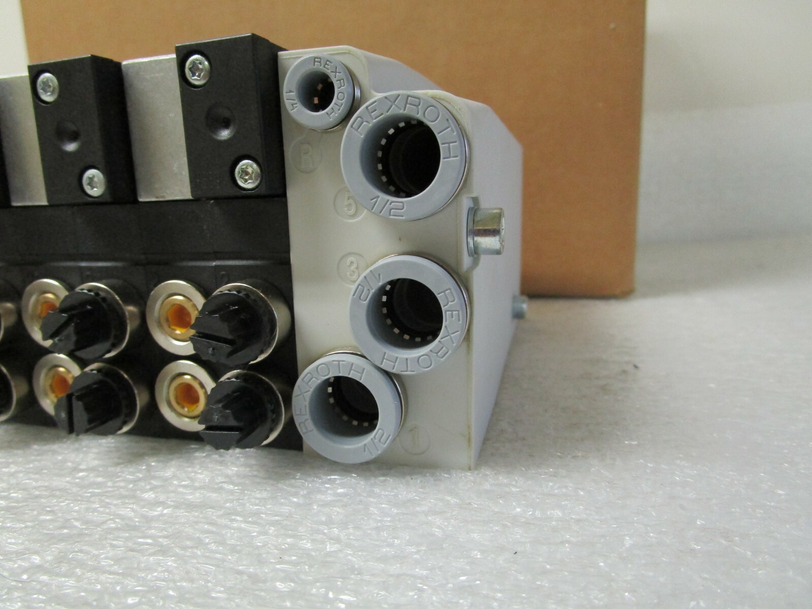 Aventics R480747558 Manifold with (6) Valves 0820 055 101 24VDC .35W ...