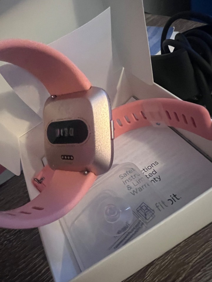 Fitbit Versa Fitness Smartwatch - Peach/Rose-Gold Aluminium (FB504RGPK ...