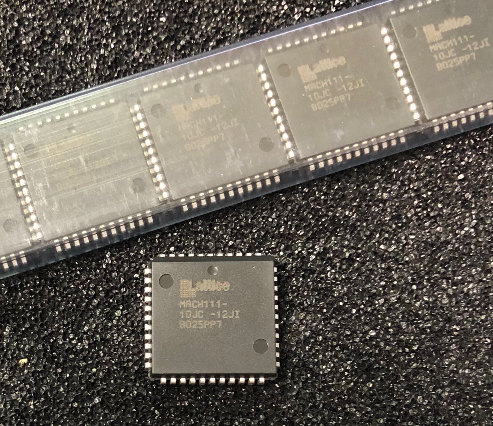 LATTICE MACH111-10JC-12JI EE PLD, 10ns, 32-Cell, CMOS, PQCC44 **NEW ...