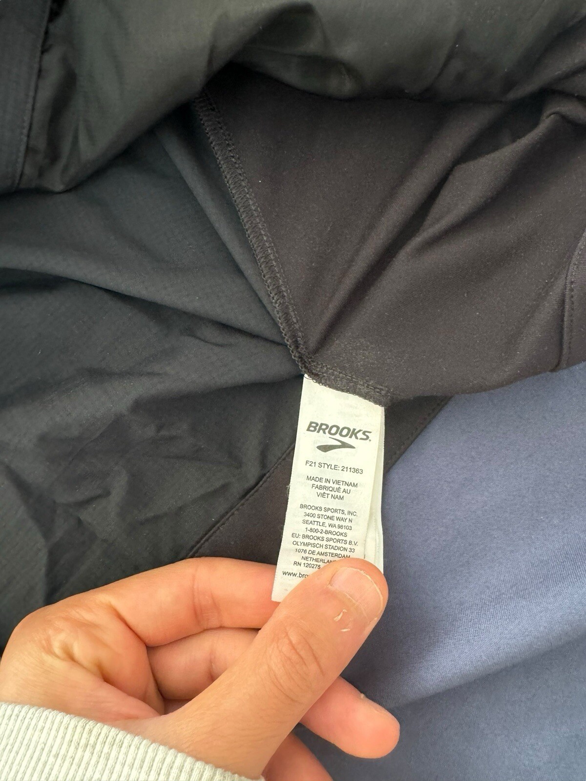 Brooks Vest Men Black Run Happy l Thermal Vest Reflective Logo Light ...