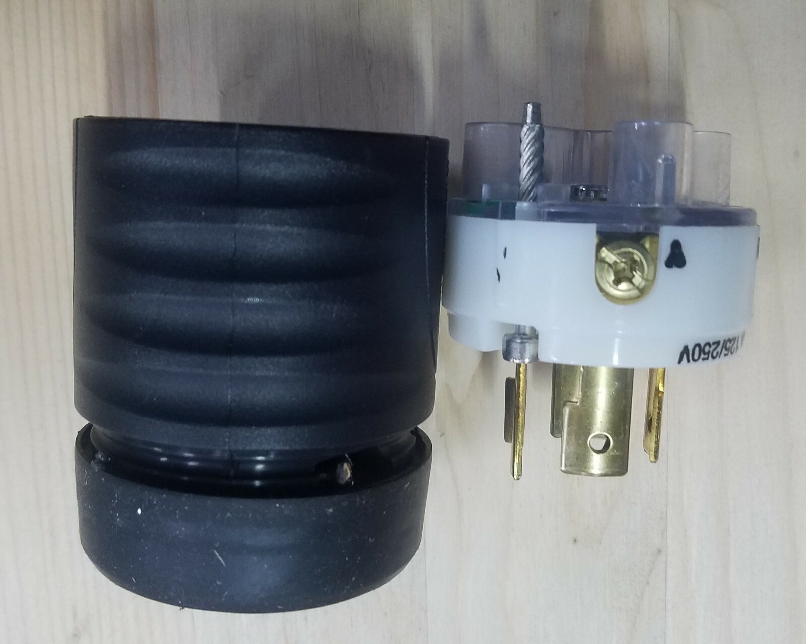 NEMA L14-20p 20 Amp 125/250v 3 Pole 4 Wire Ground Plug - Turnlok Plug ...