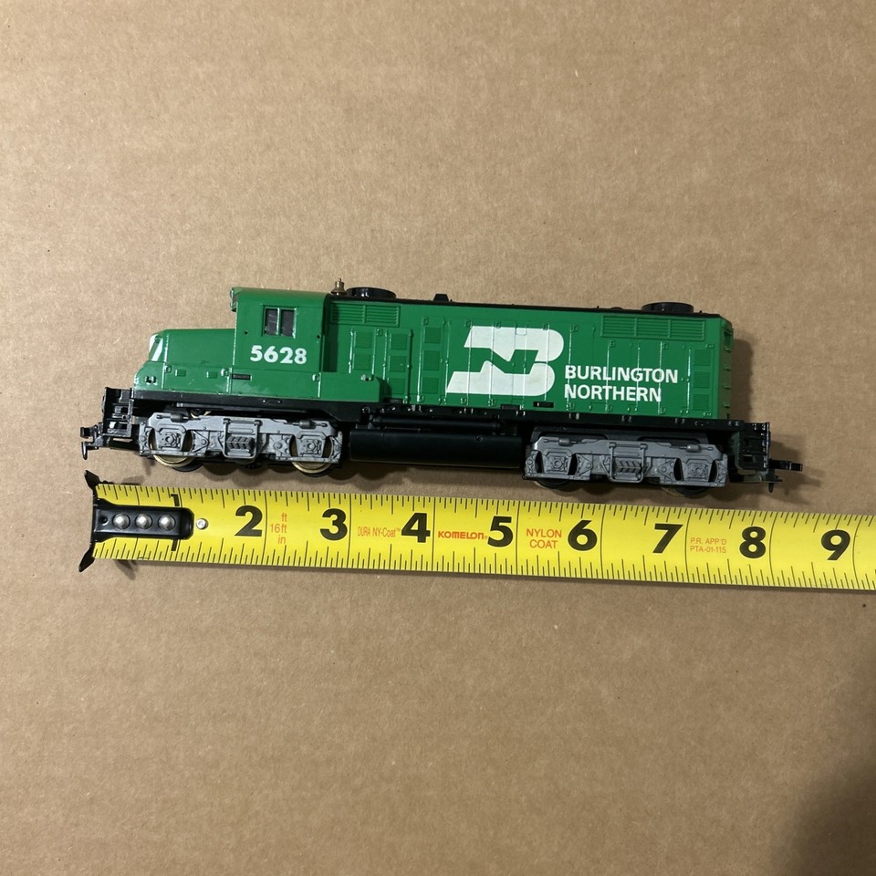 TYCO HO Scale GP-20 Diesel Locomotive Burlington Northern Green #5628 ...