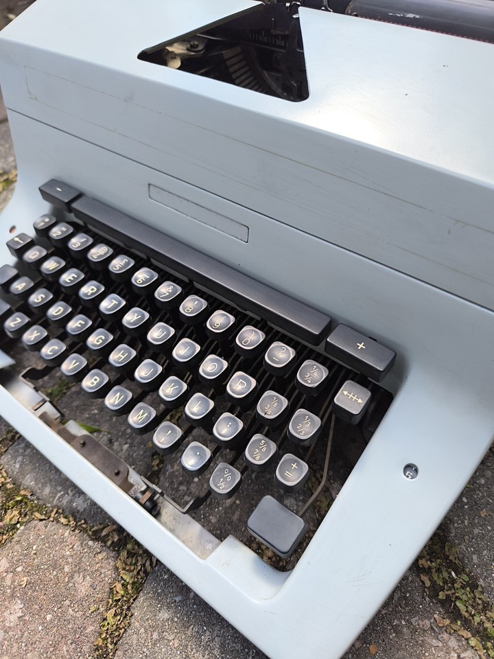 Vintage Imperial 80 Typewriter - Good Condition | eBay UK
